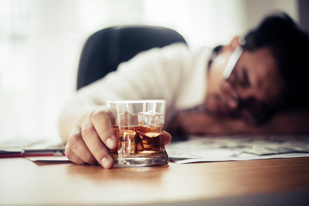 7 Signs of Alcohol Poisoning You Should Know About - Redorbit